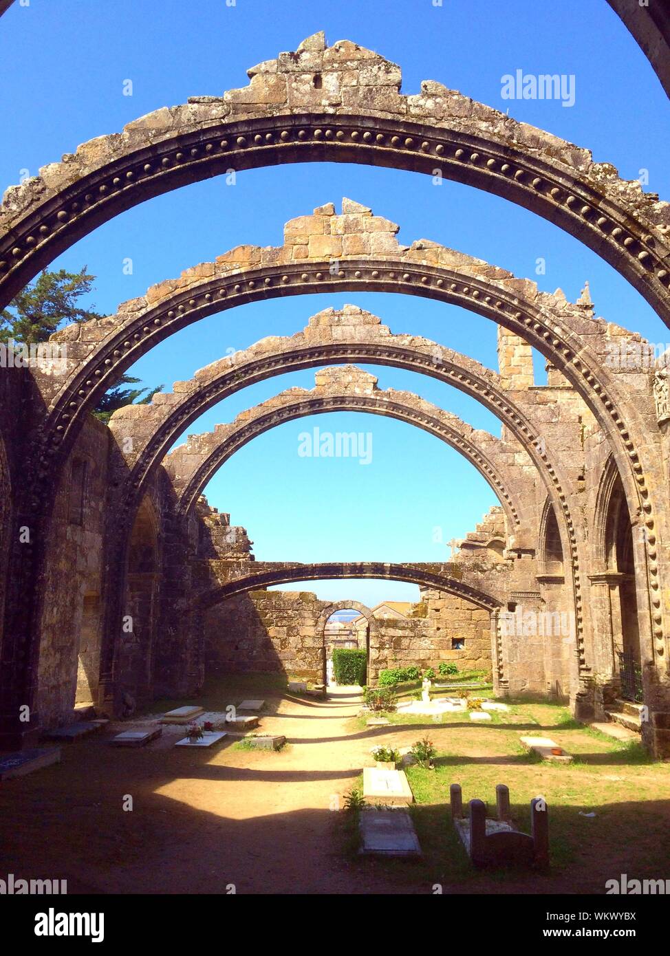 Pathway with arches hi-res stock photography and images - Alamy