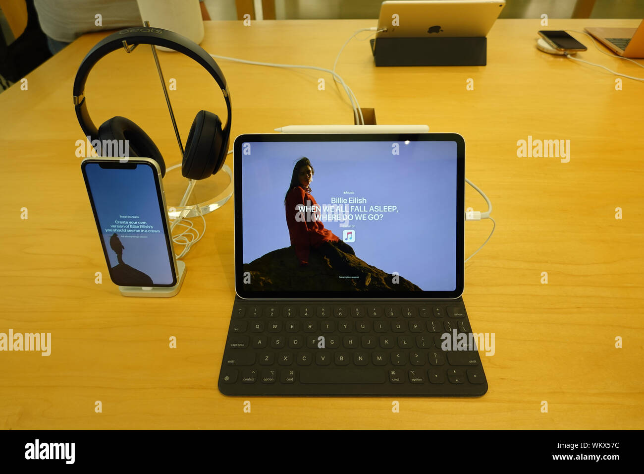 Iphone 12 keyboard hi-res stock photography and images - Alamy