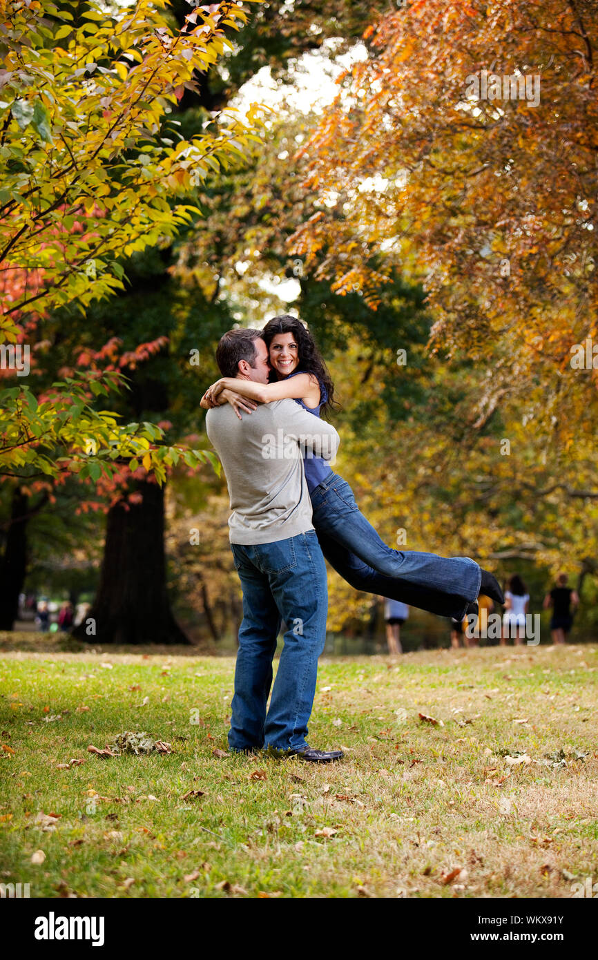Hug lift couple hi-res stock photography and images - Alamy