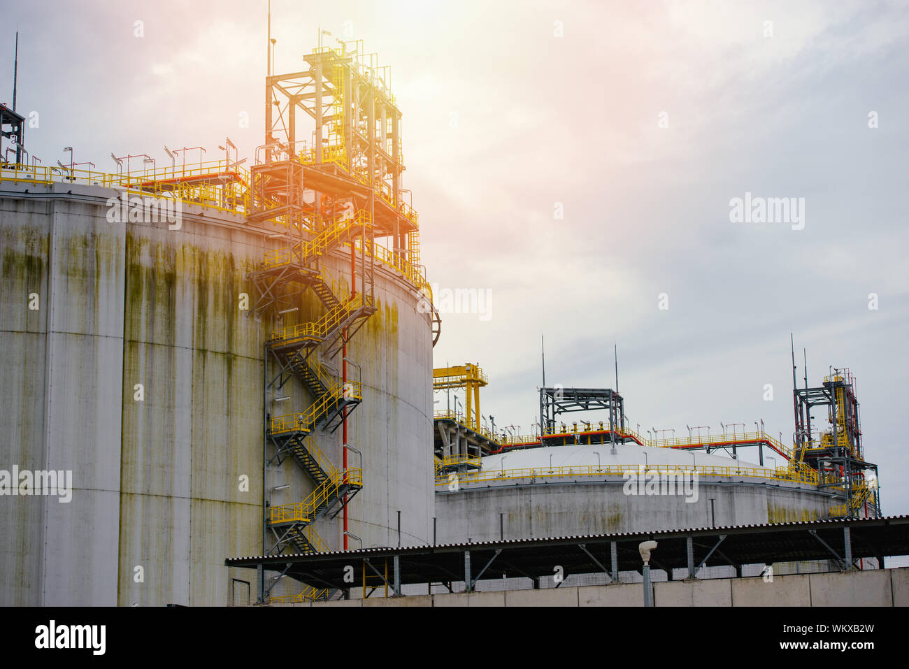 Oil refinery spherical storage tanks hi-res stock photography and ...