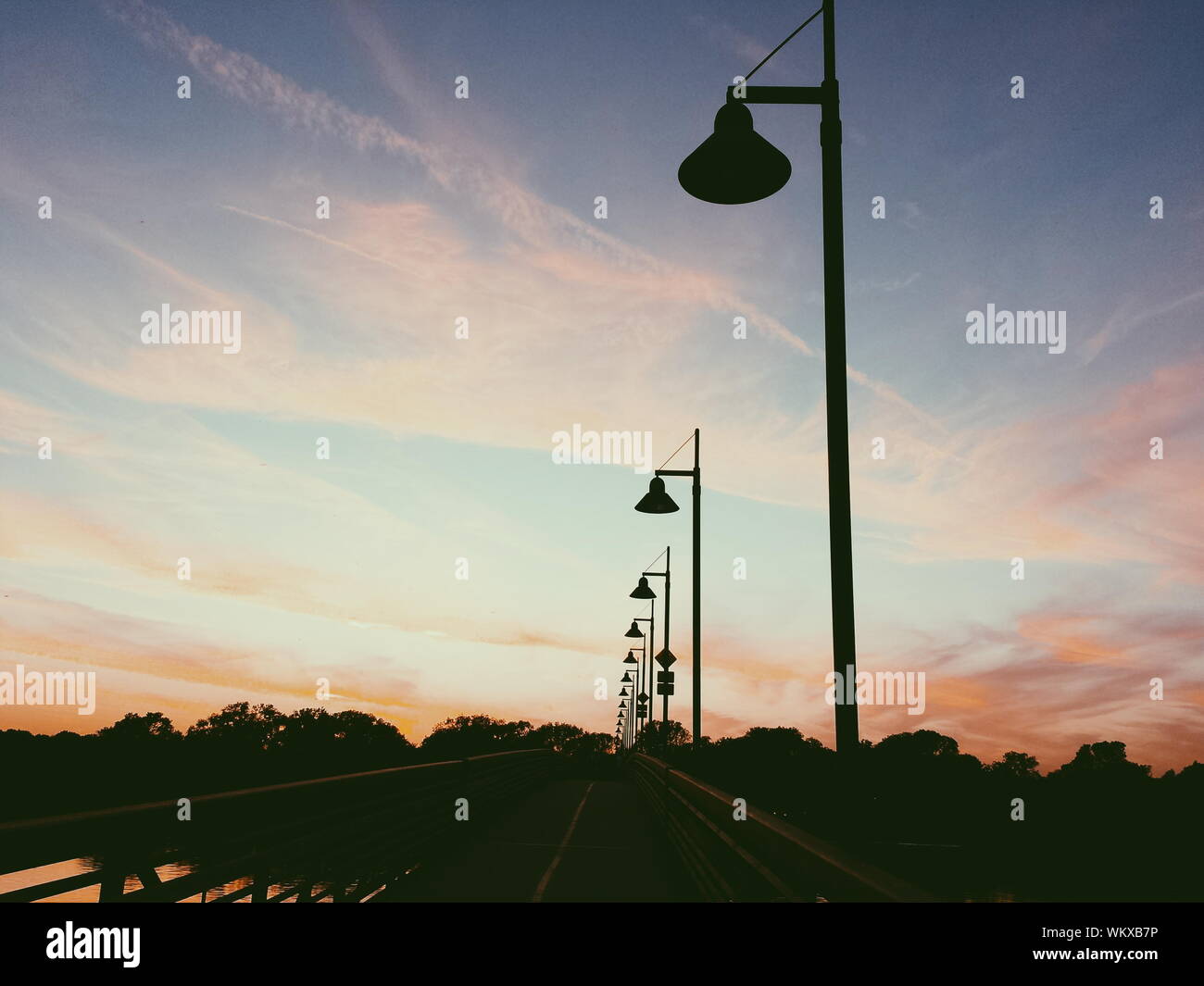 Row of lights hi-res stock photography and images - Alamy