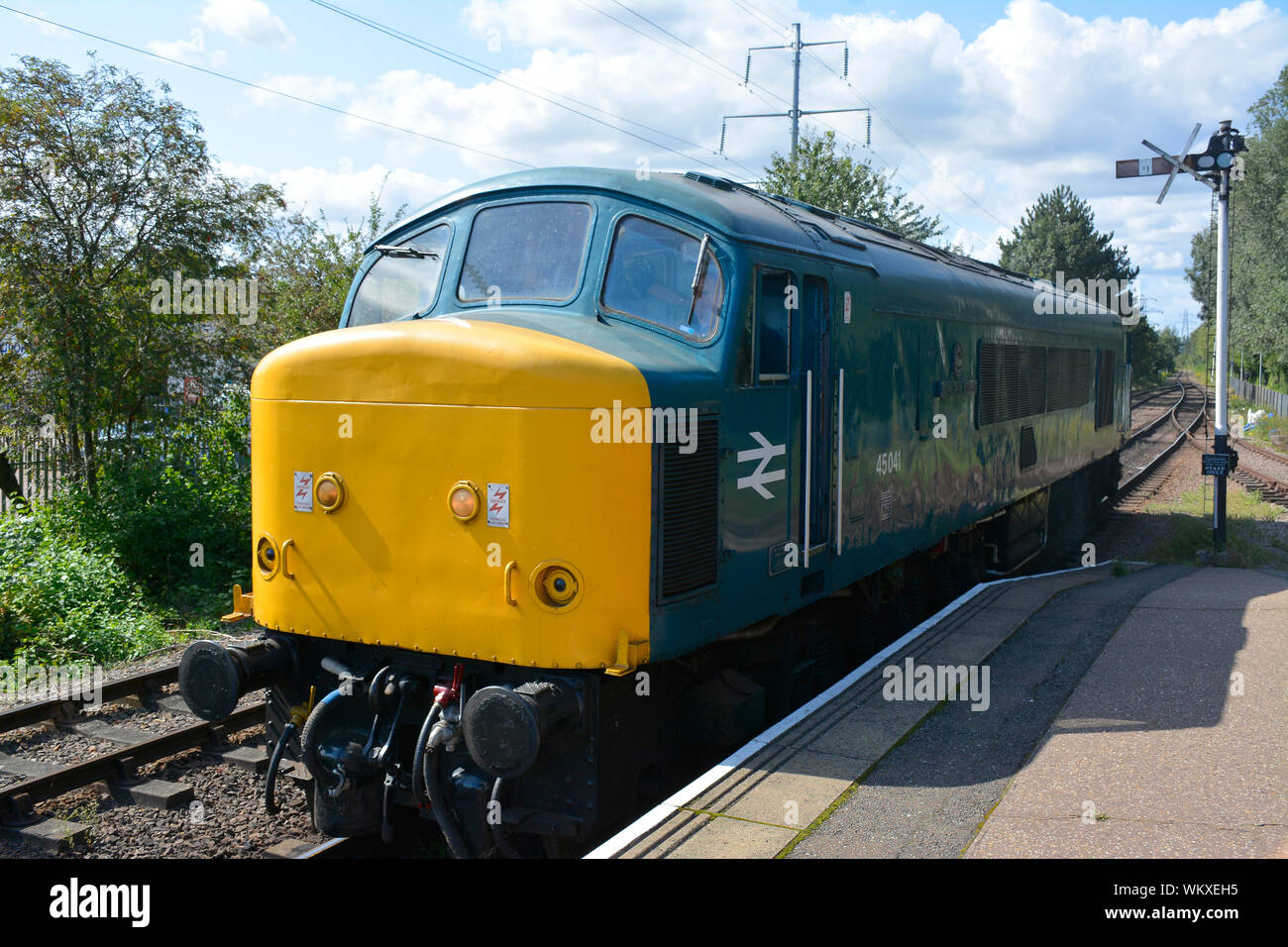 Class 45 diesel electric locomotive 45041 Royal Tank Regiment arrives ...