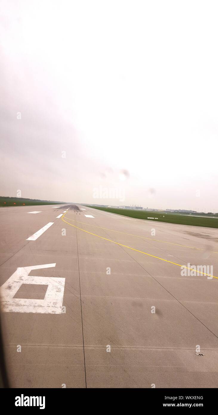 Runway marking hi-res stock photography and images - Alamy