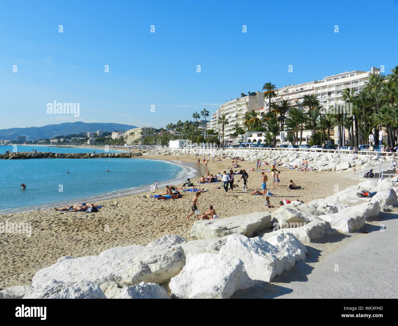 Group people beach hi-res stock photography and images - Alamy