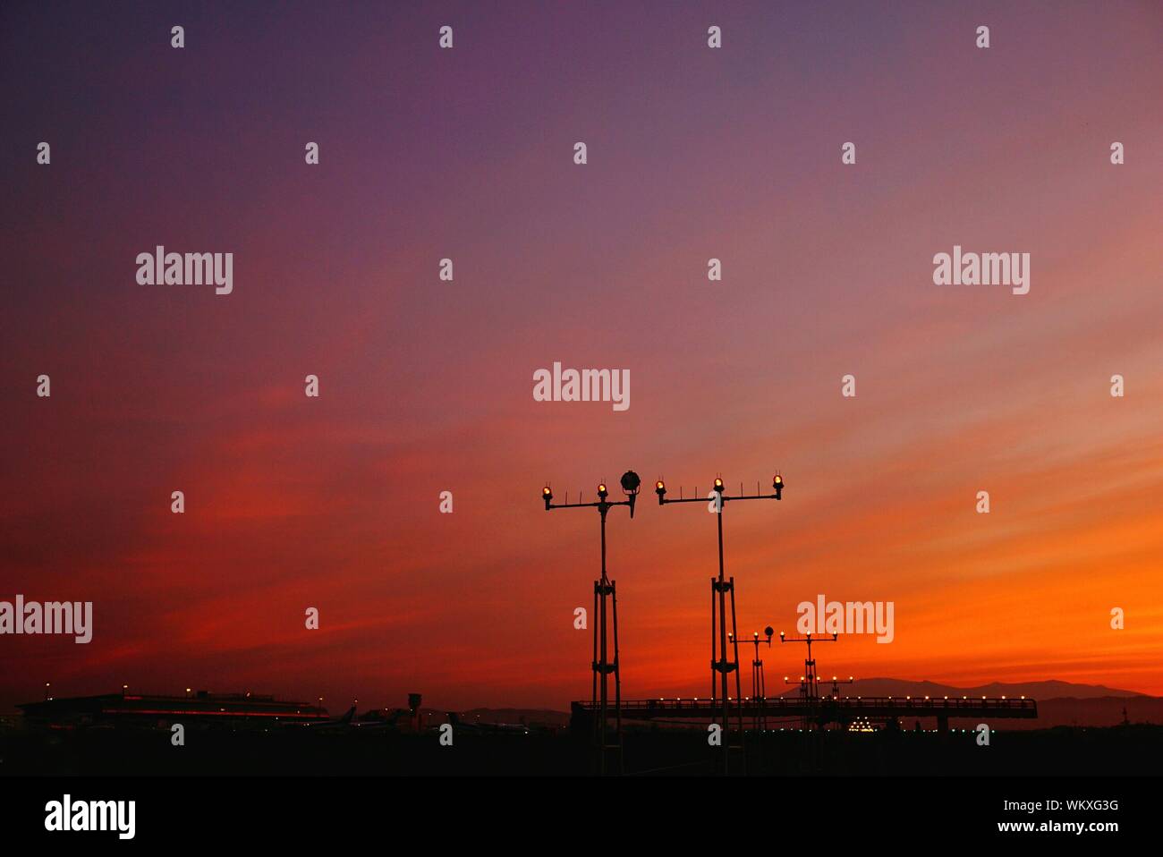 Orange street lights hi-res stock photography and images - Alamy