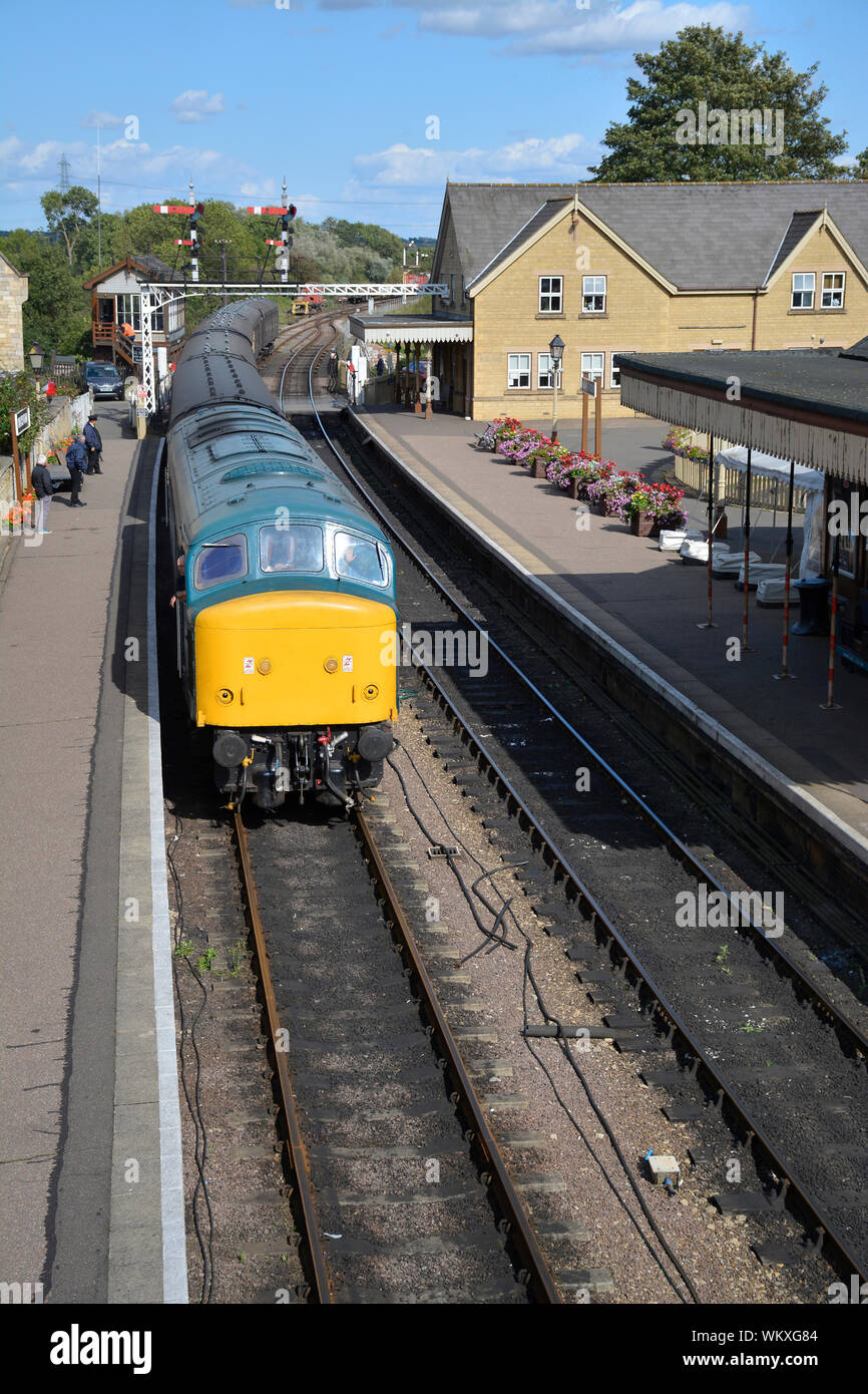Class 45 diesel electric locomotive 45041 Royal Tank Regiment arrives ...