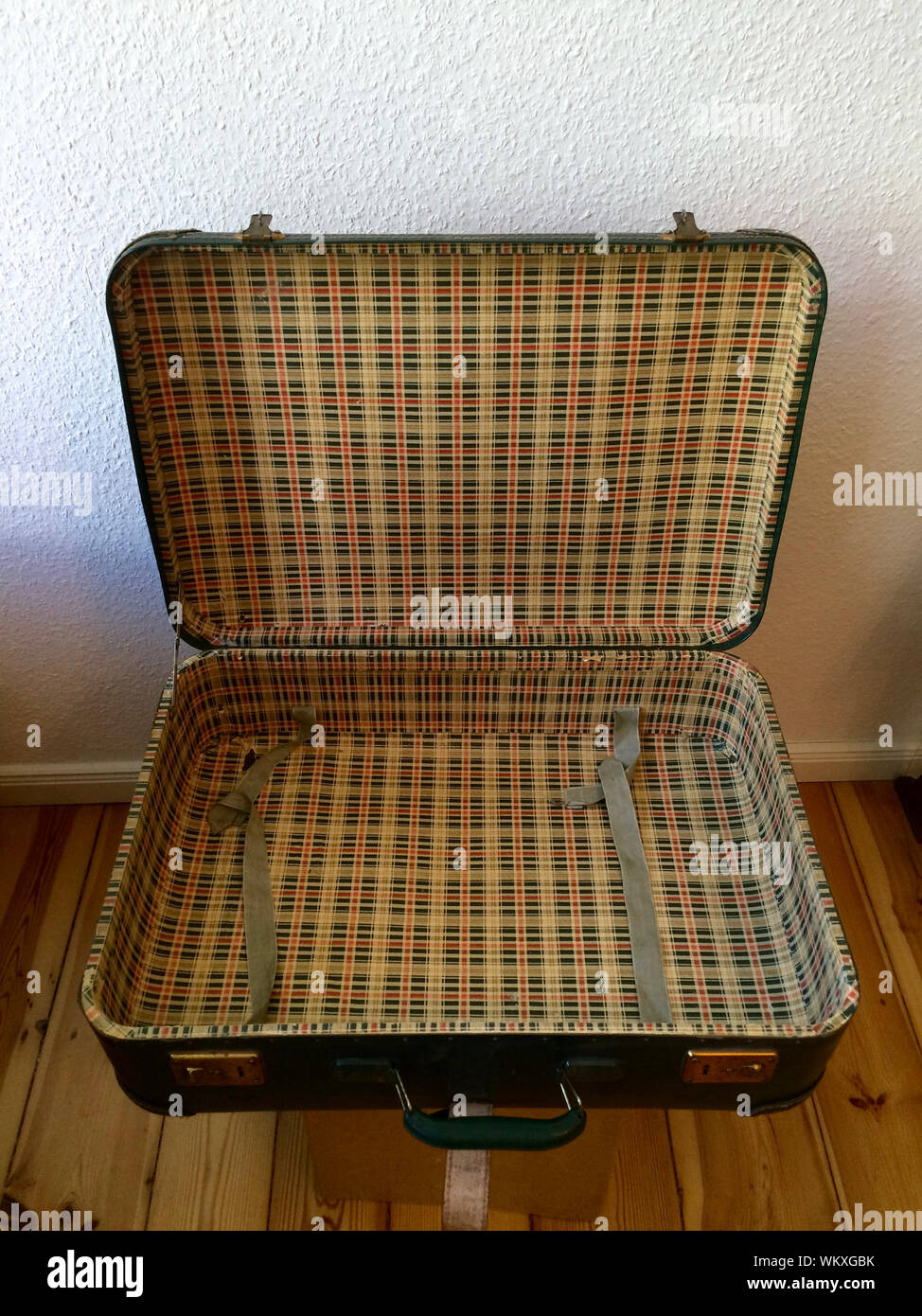 Open suitcase hi-res stock photography and images - Alamy