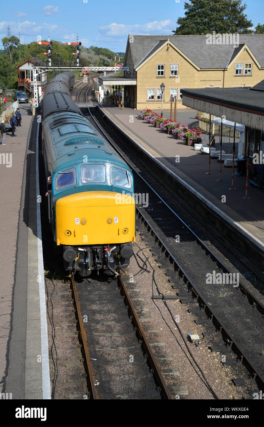 Class 45 diesel electric locomotive 45041 Royal Tank Regiment arrives ...