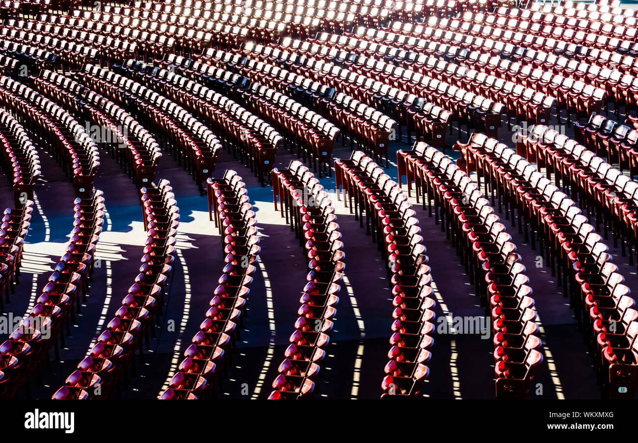Group chairs circle hi-res stock photography and images - Alamy