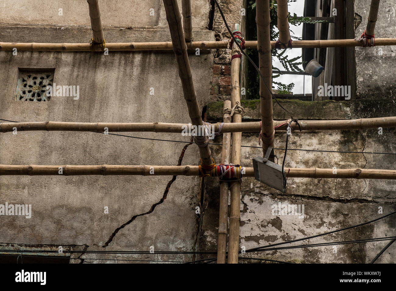 Kolkata, India. 4th Sep, 2019. A cracked building is seen in ??Kolkata ...