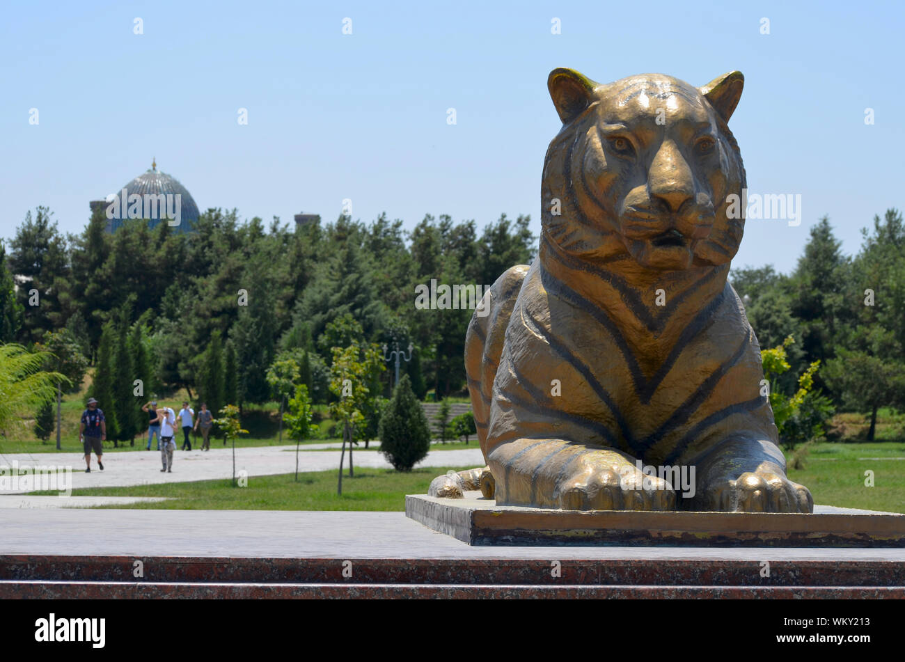 Golden guardian lion statues at the entrance of Amir Timur Park ...