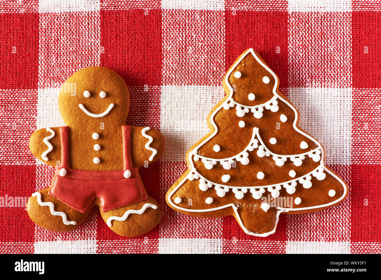 Gingerbread man on tablecloth hi-res stock photography and images - Alamy