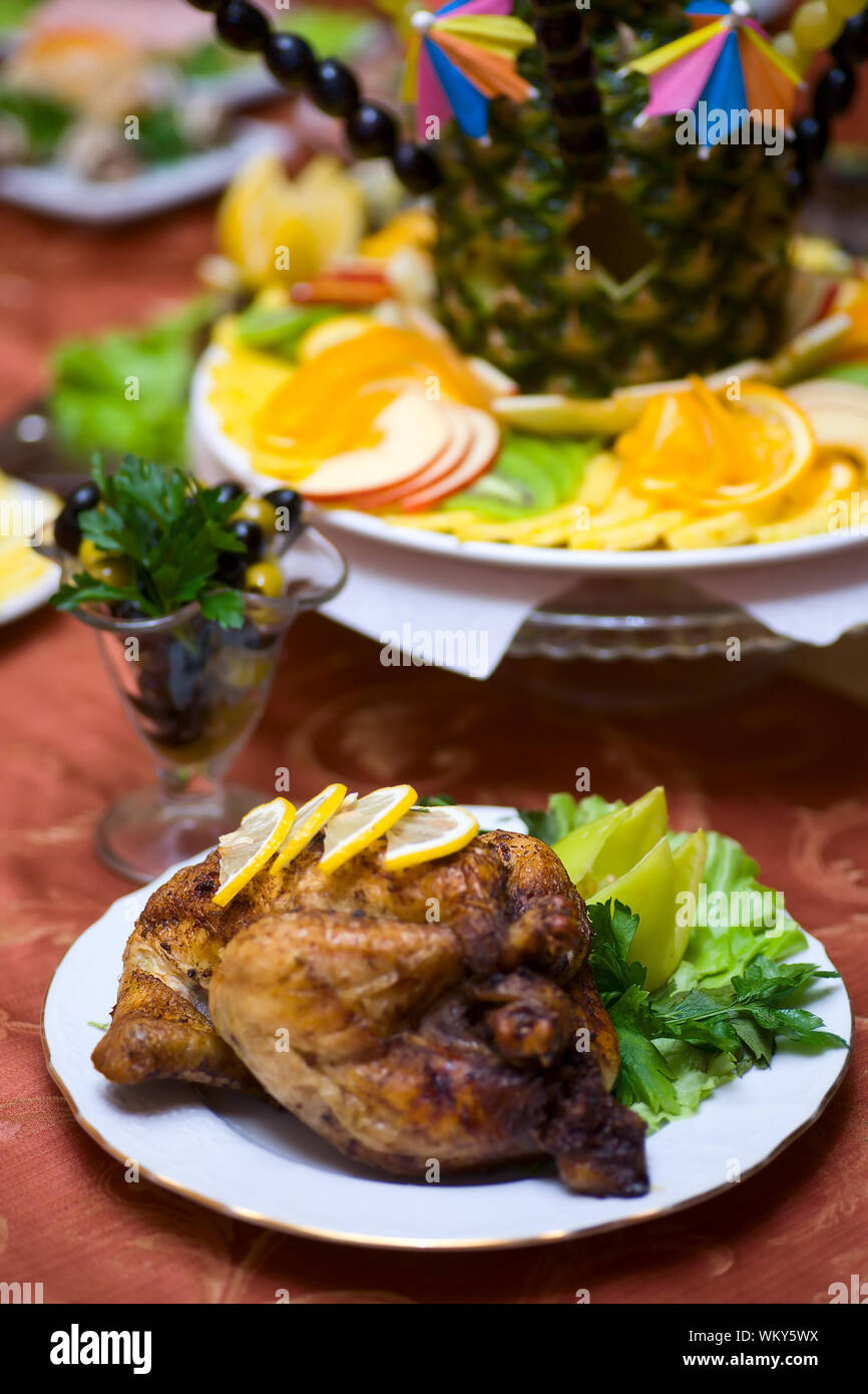 Fried whole chicken on decorated restaurant table Stock Photo - Alamy