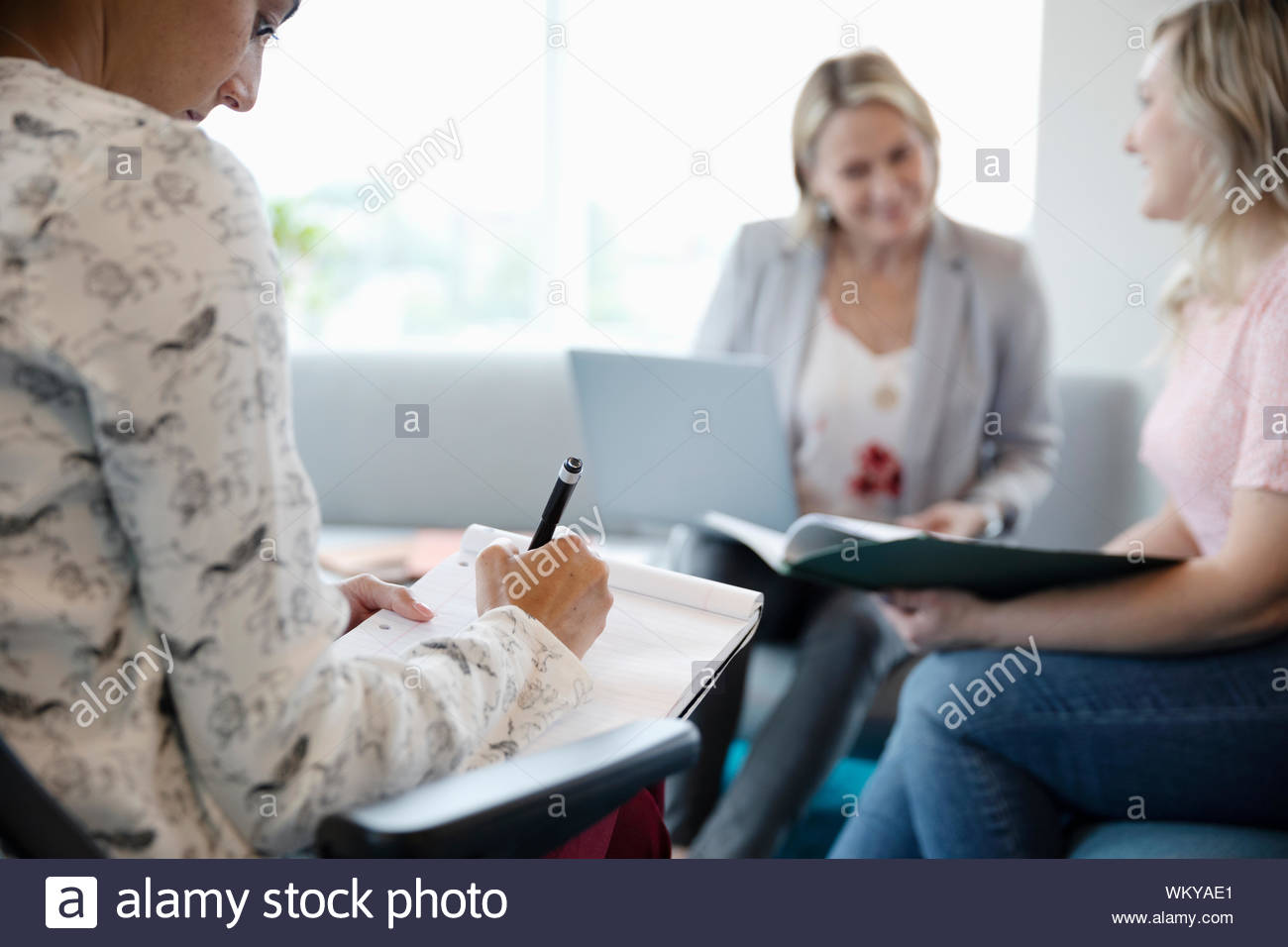 Taking notes office group hi-res stock photography and images - Alamy