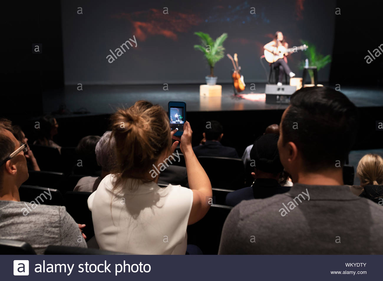 Women music stage audience hi-res stock photography and images - Alamy
