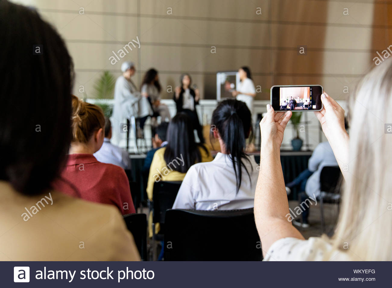 Filming camera conference hi-res stock photography and images - Alamy