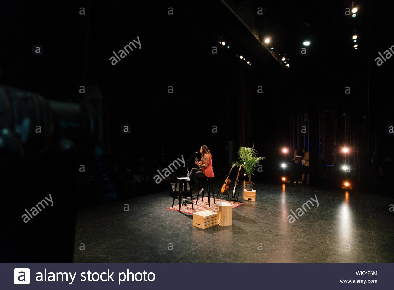 Singing on stage hi-res stock photography and images - Alamy