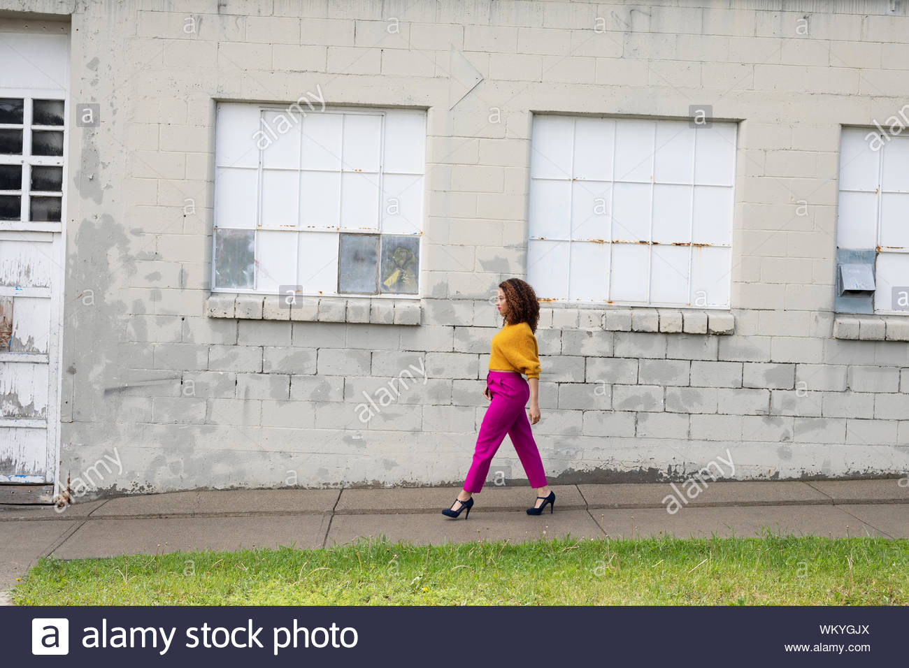 Women walking in high heels hi-res stock photography and images - Alamy