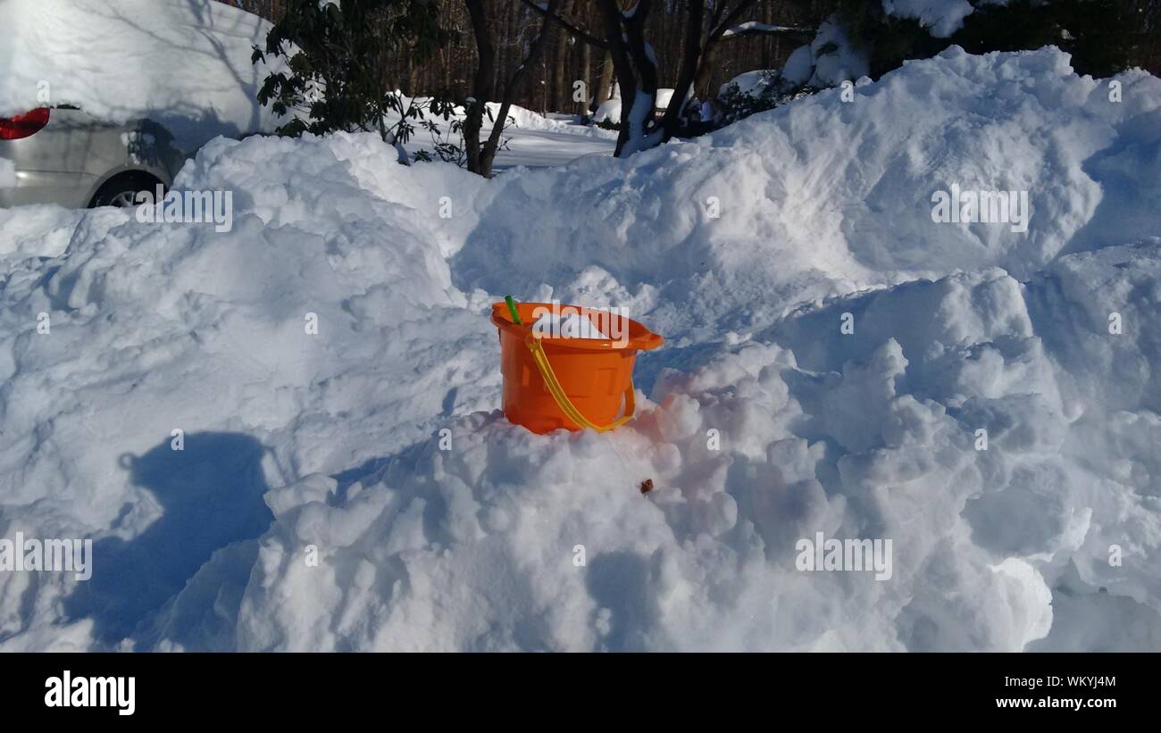 Snow bucket hi-res stock photography and images - Alamy