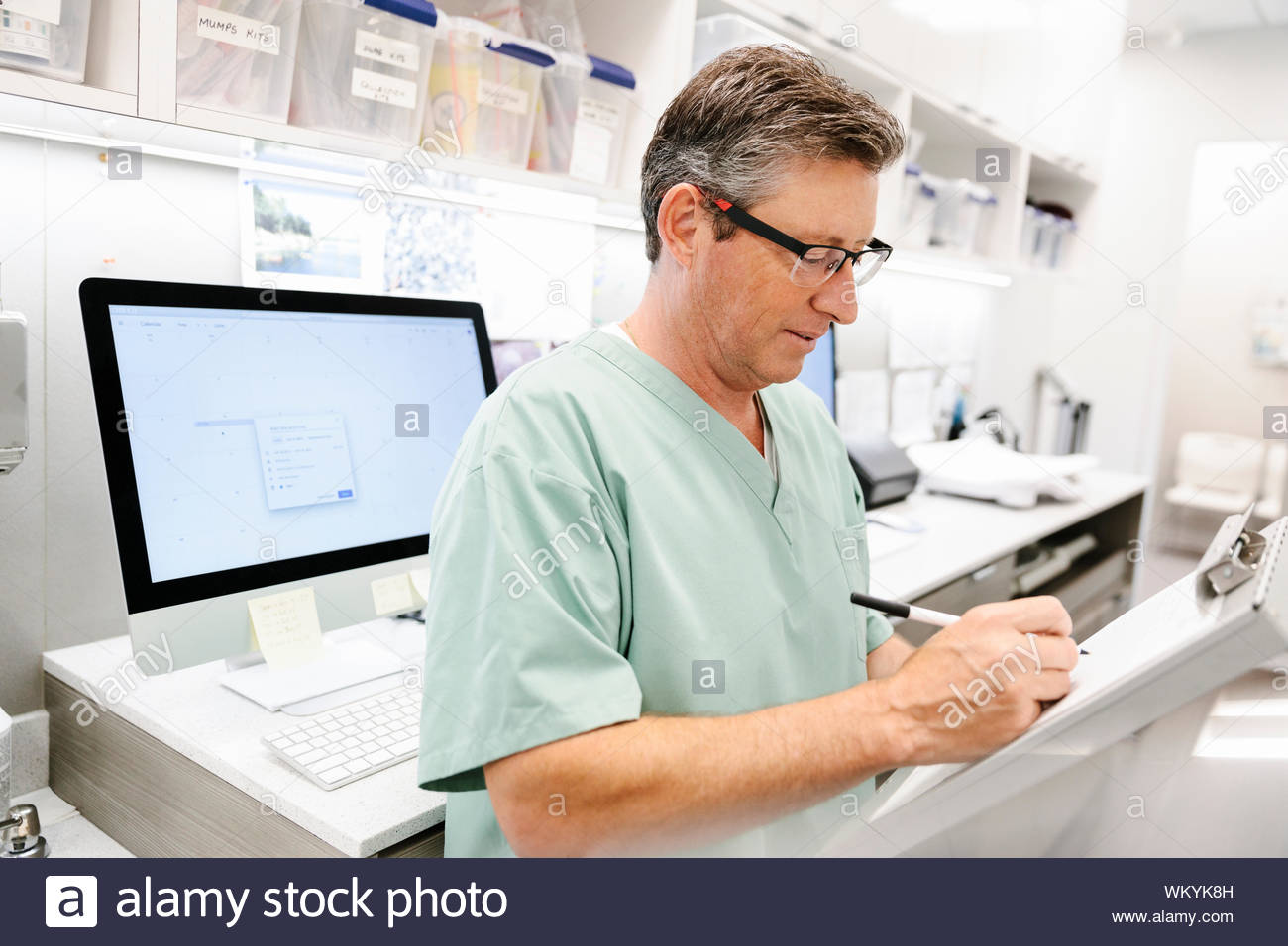 Doctor writing on chart hi-res stock photography and images - Alamy