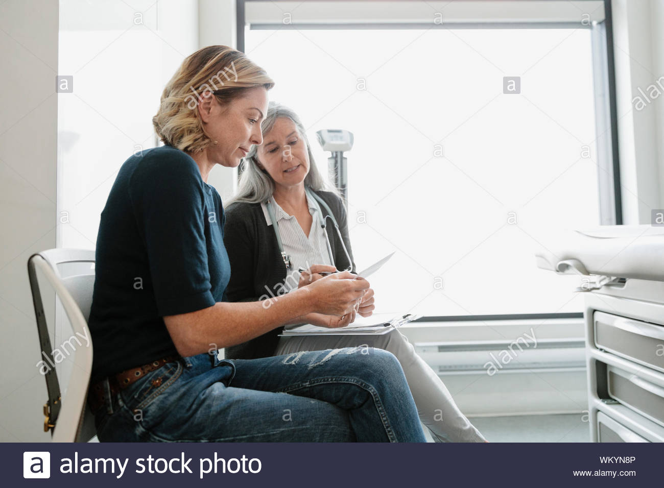 Explaining doctor hi-res stock photography and images - Alamy