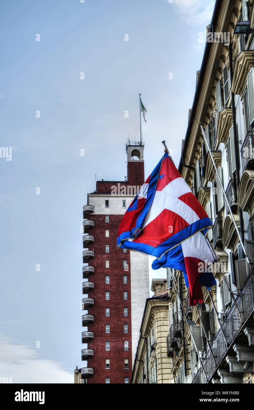 Building flags exterior hi-res stock photography and images - Alamy