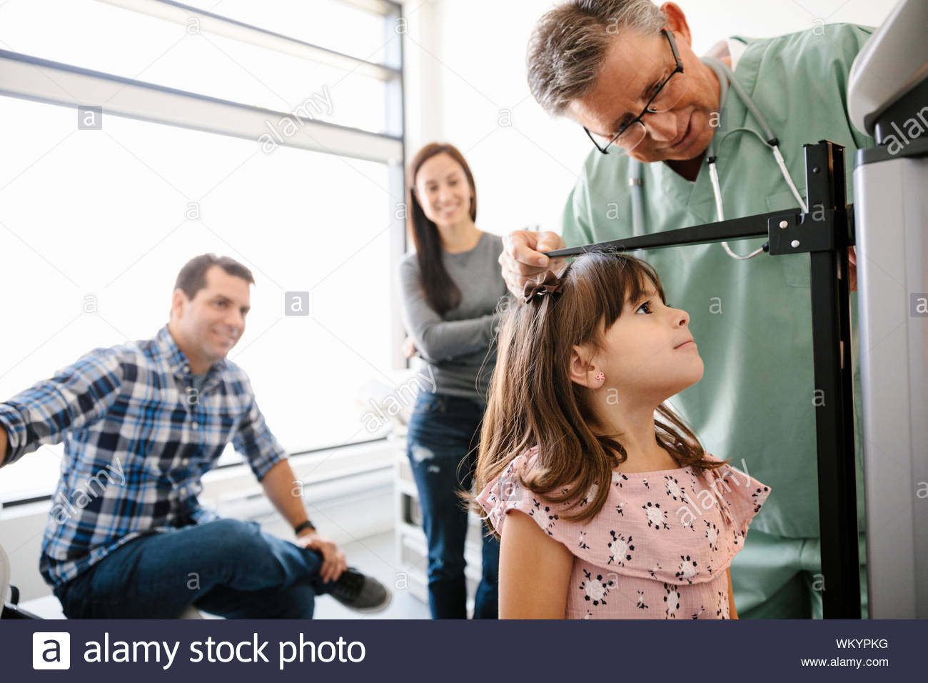 Doctor measuring child hi-res stock photography and images - Alamy