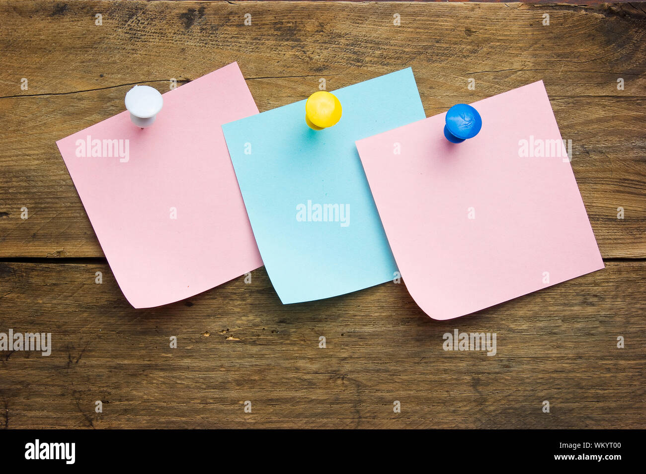 A piece of paper pinned the button on the board Stock Photo - Alamy
