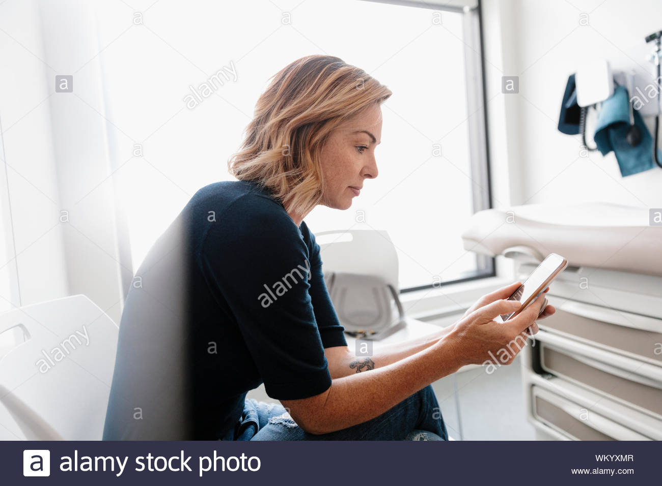 Waiting room cell phone hi-res stock photography and images - Alamy