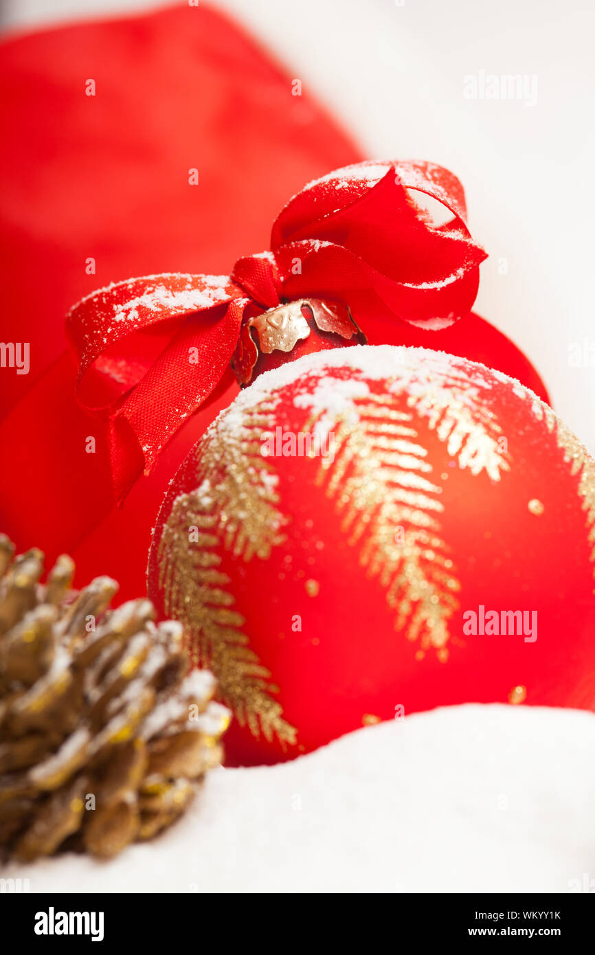 Red christmas ball with red ribbon and bow hi-res stock photography and ...