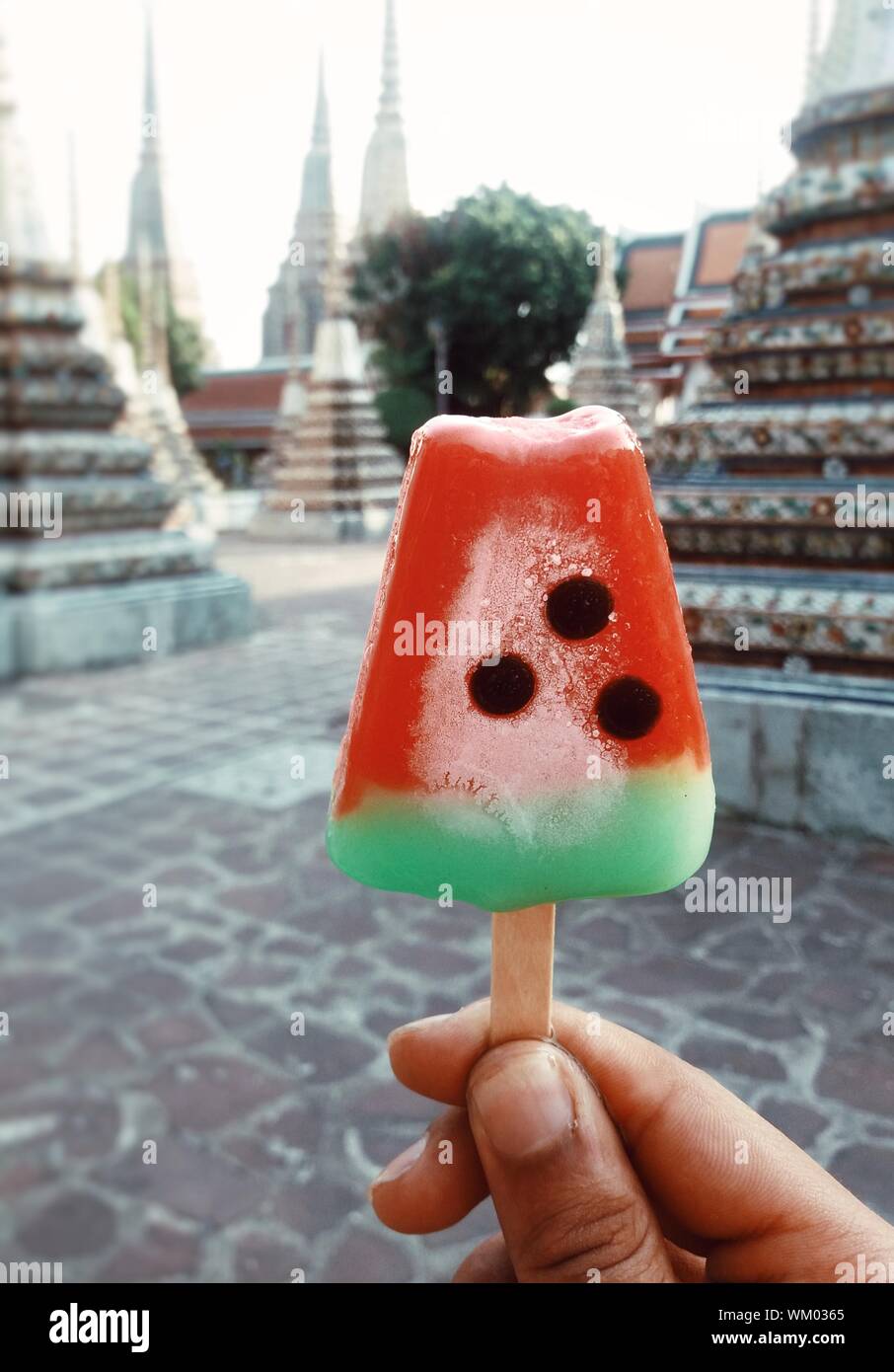 Person outdoors popsicle hi-res stock photography and images - Alamy