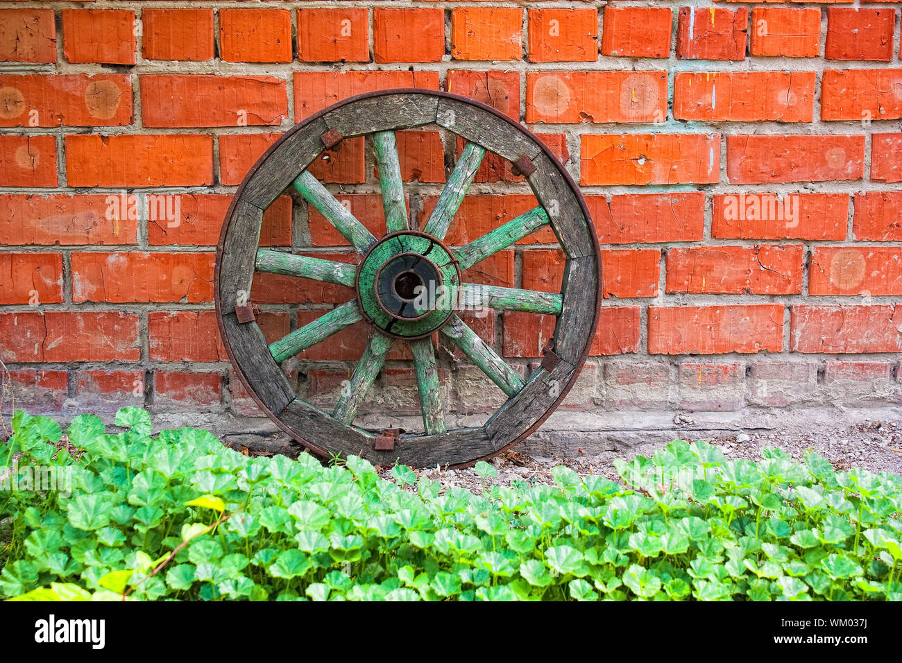 Wagon wheel against brick wall hi-res stock photography and images - Alamy