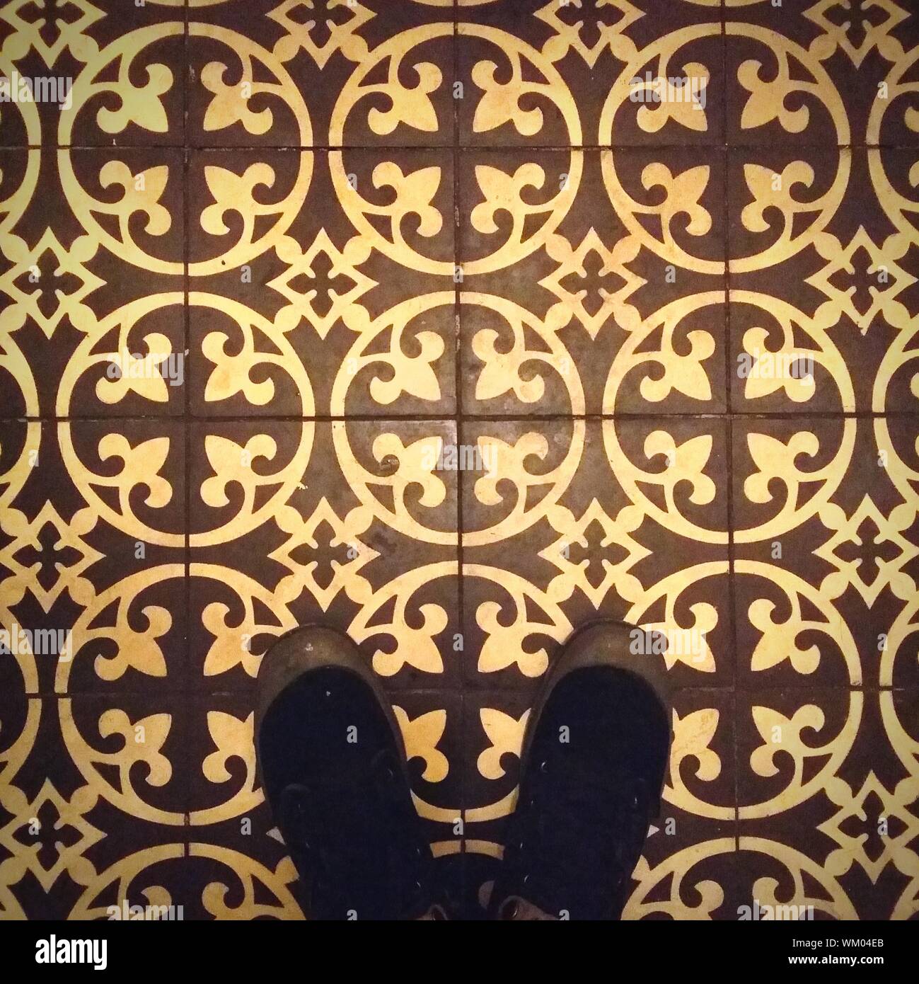 Feet on the floor hi-res stock photography and images - Alamy