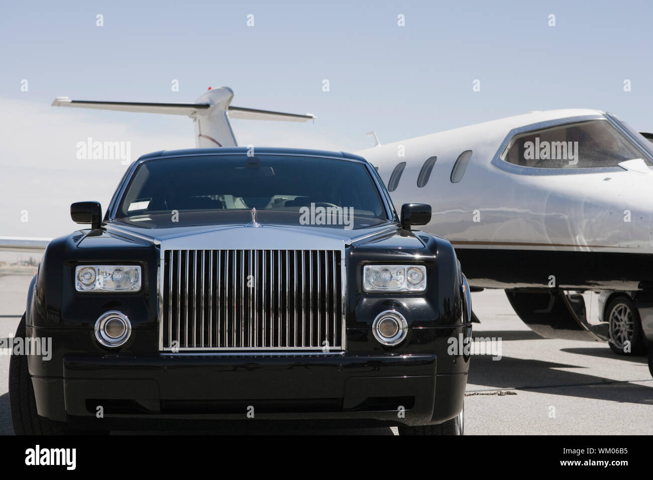 Limousine and private jet on landing strip Stock Photo - Alamy