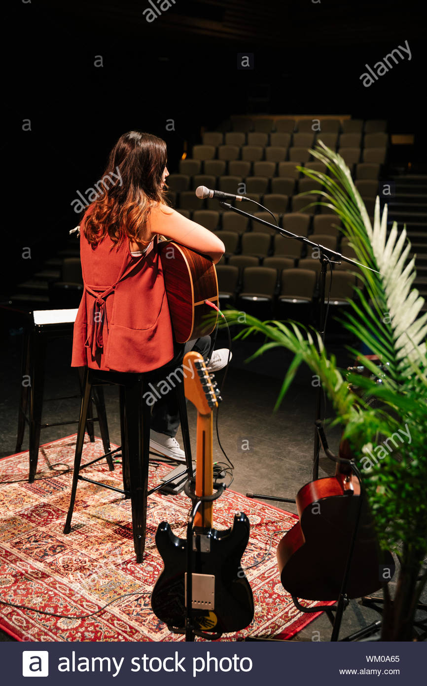 Singing on stage hi-res stock photography and images - Alamy
