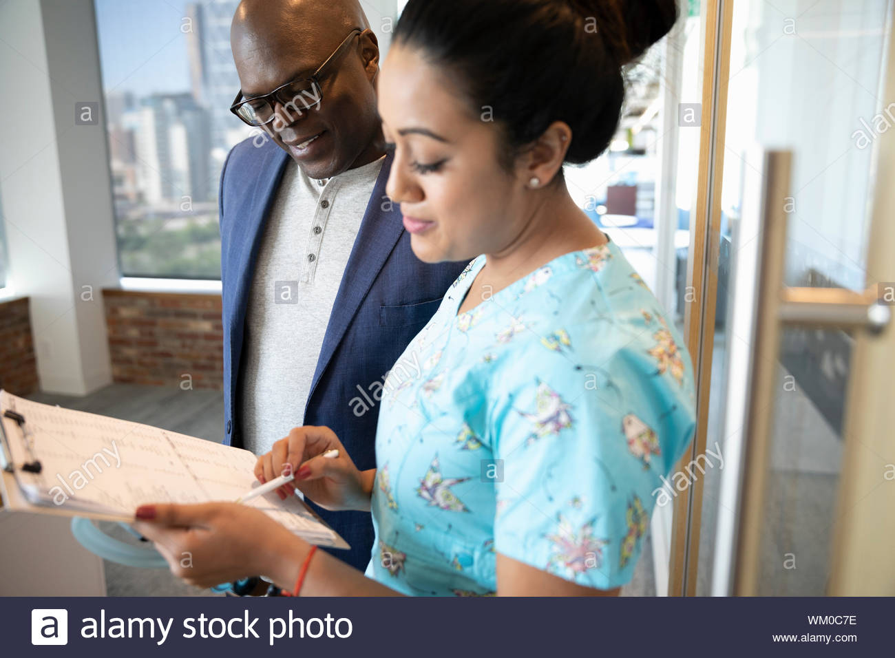 Nurse discussion with patient hi-res stock photography and images - Alamy