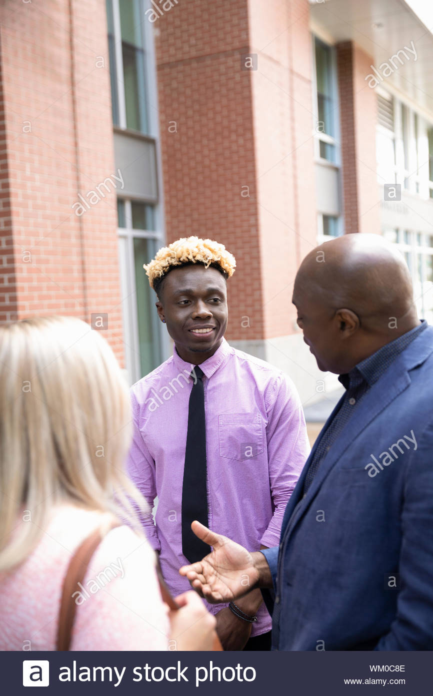 Business talking outside hi-res stock photography and images - Alamy