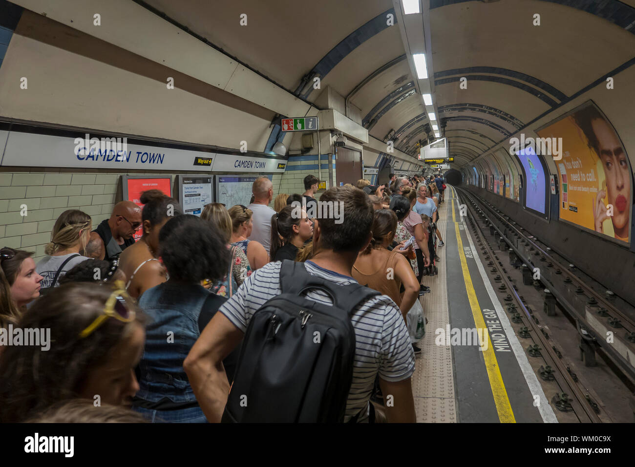 Crowded london underground platform hi-res stock photography and images ...