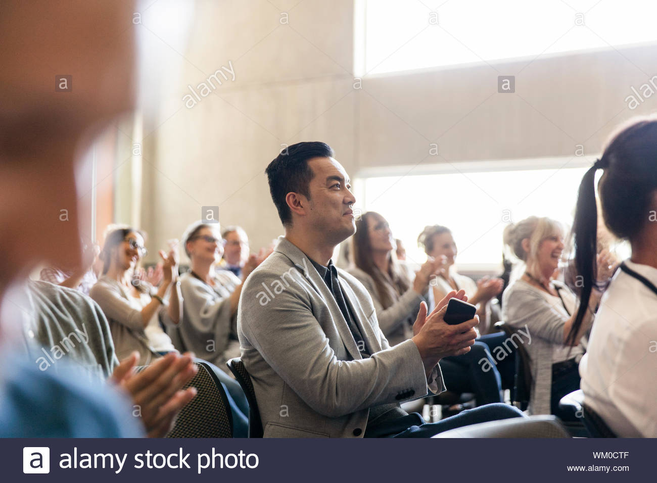 Clapping at audience hi-res stock photography and images - Alamy