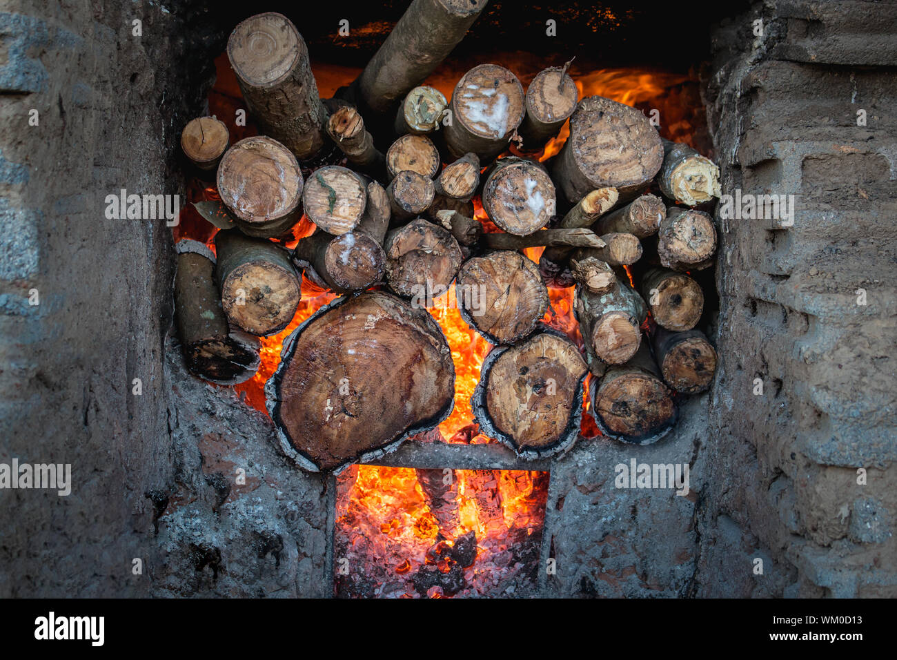 Logs in fireplace hi-res stock photography and images - Alamy