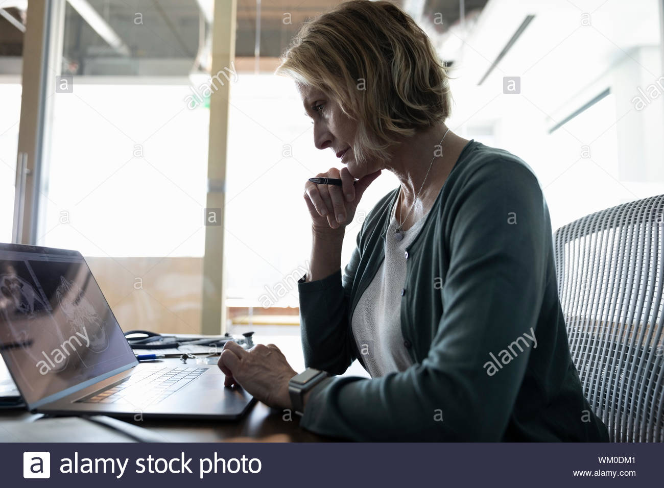 Doctor technology hi-res stock photography and images - Alamy