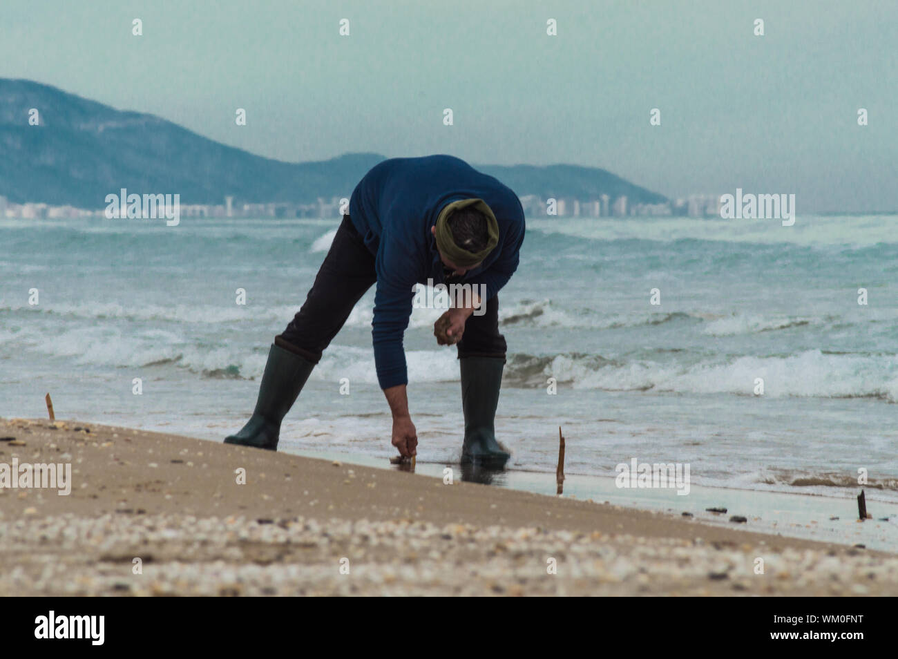 Water touching sand hi-res stock photography and images - Alamy