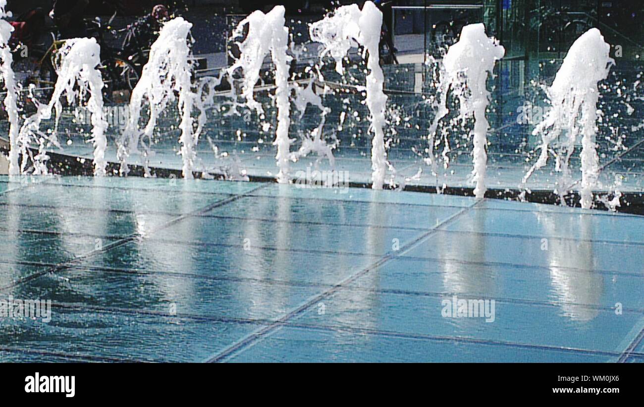 Fountains spraying hi-res stock photography and images - Alamy