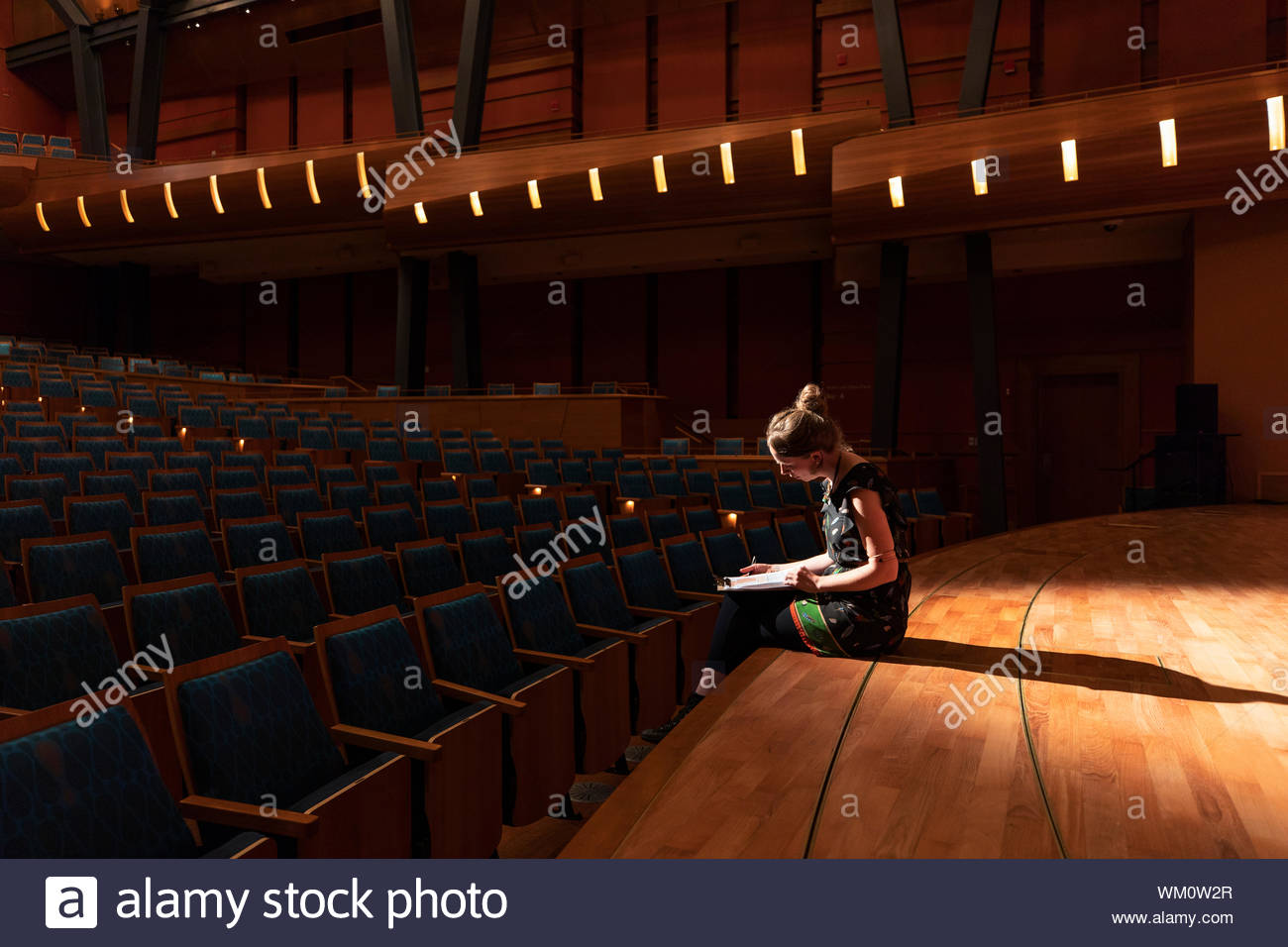 Empty dark stage hi-res stock photography and images - Alamy