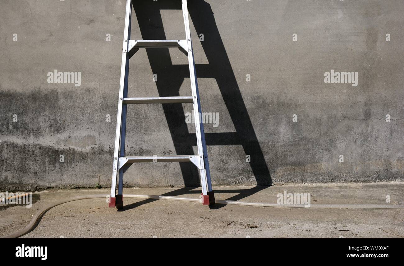 Ladder leaning against building hi-res stock photography and images - Alamy