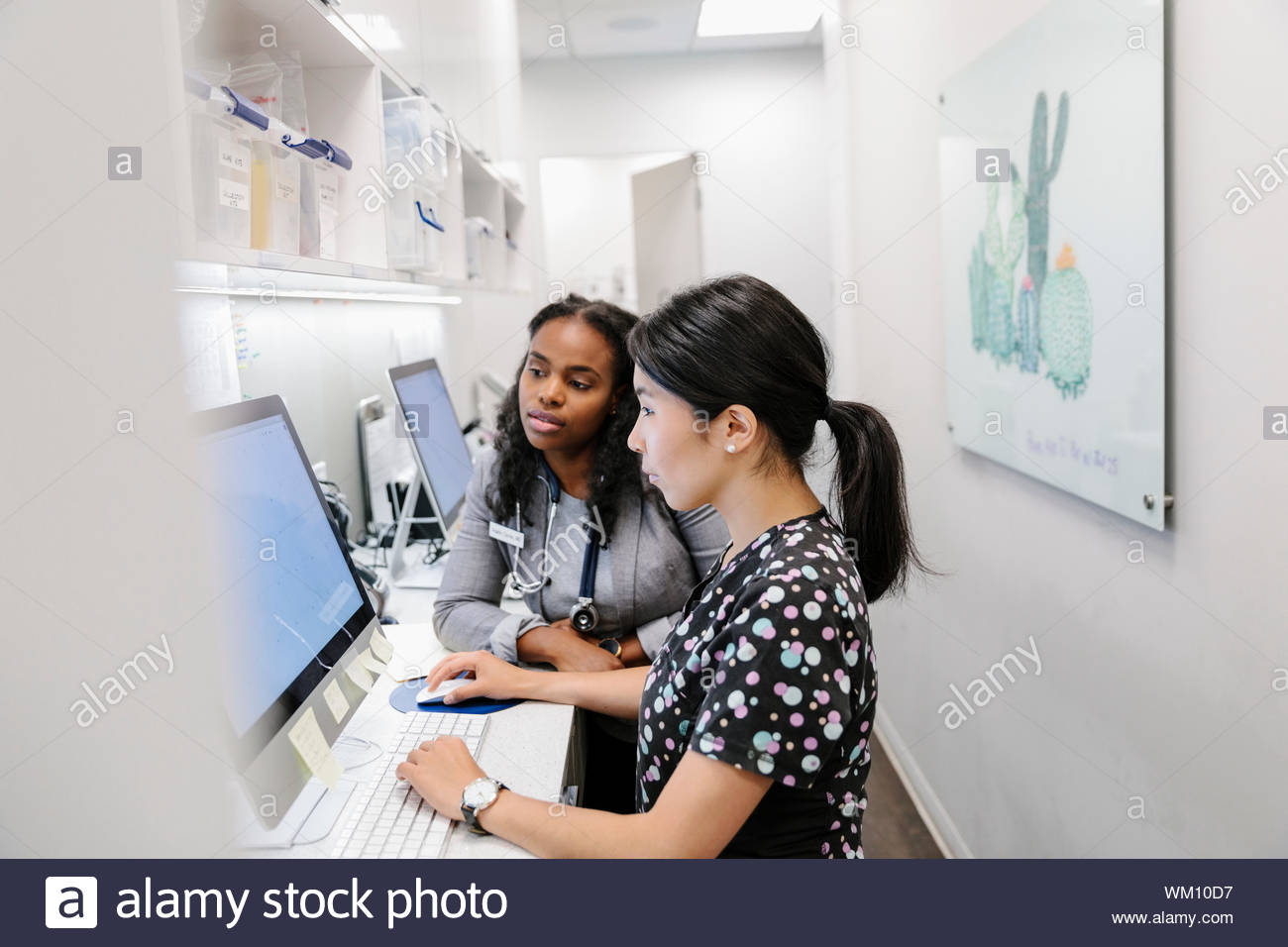 African american doctor nurses hi-res stock photography and images - Alamy