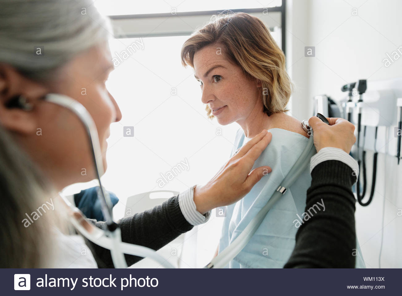 Doctor examining woman hi-res stock photography and images - Alamy