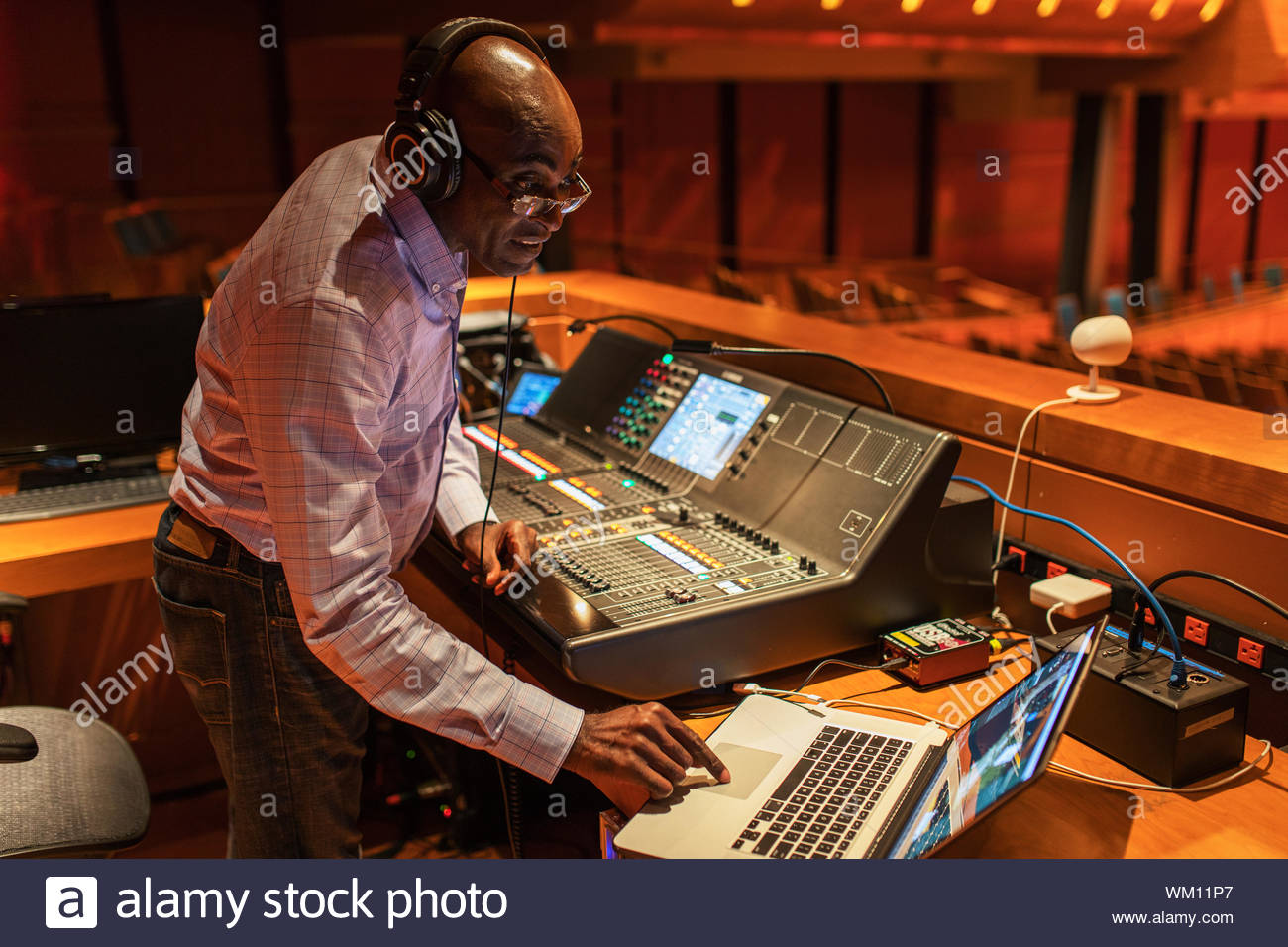 Sound engineer concert hi-res stock photography and images - Alamy