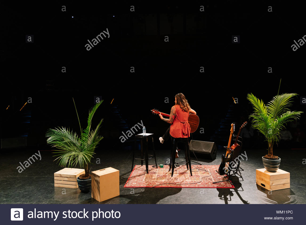 Singer sitting on stool playing guitar hi-res stock photography and ...