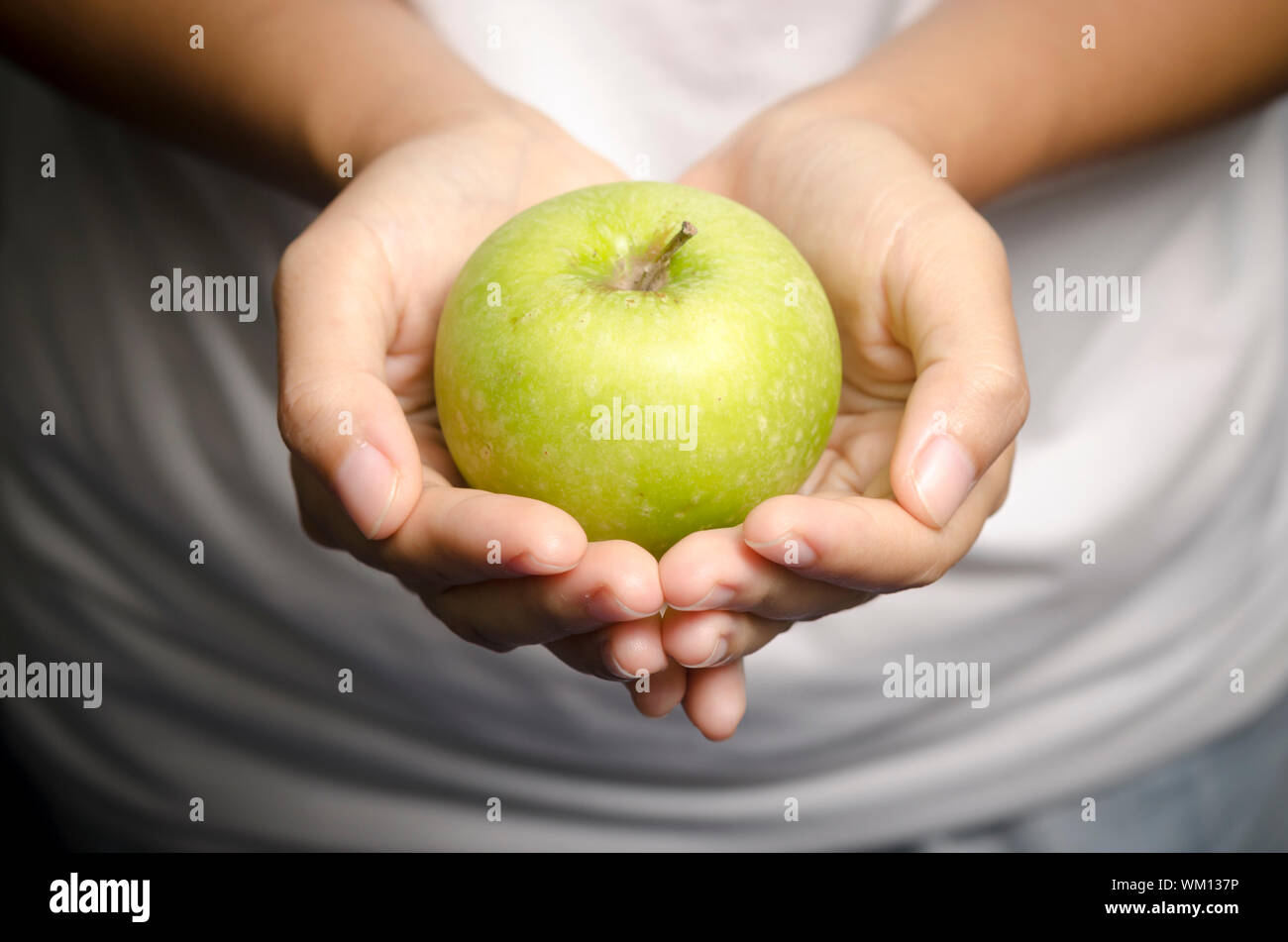 woman hand holding green apple fruit Stock Photo - Alamy